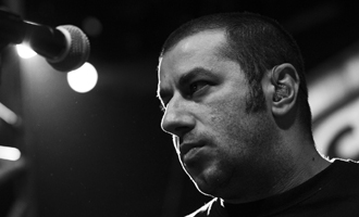 Campinas.com.br - Vocalista do CPM 22, Badauí se apresenta em Campinas