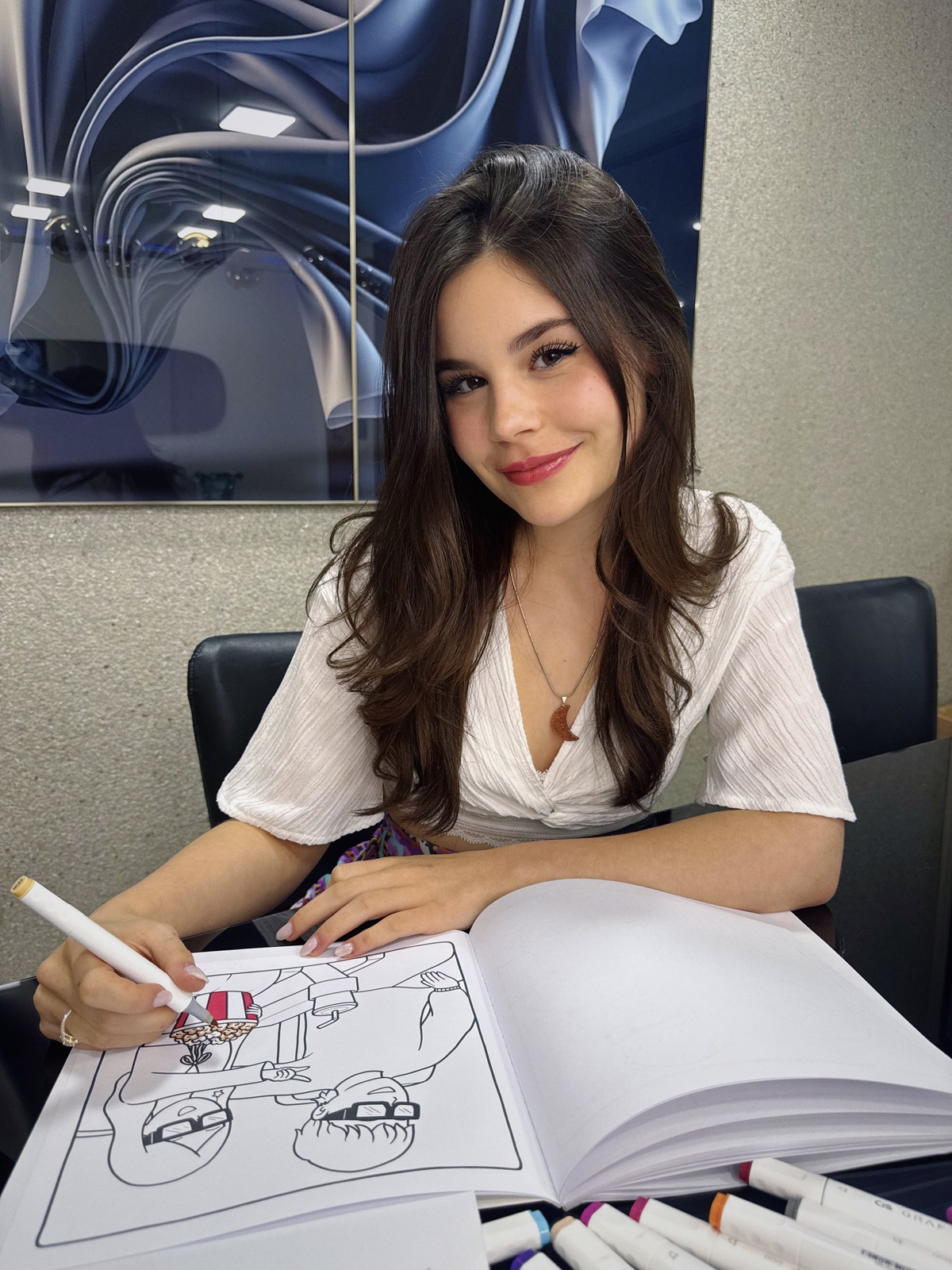Campinas.com.br - Influenciadora Luara Fonseca lança livro de colorir ...